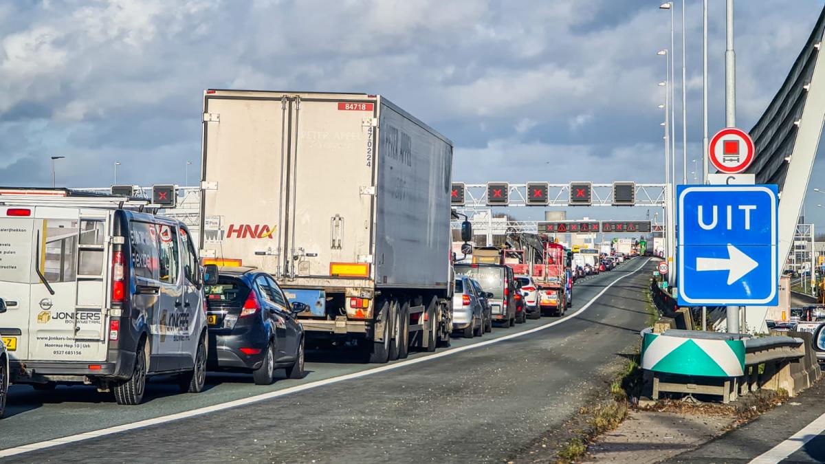 Buitenring A10 ter hoogte van Coentunnel dicht wegens ongeluk - AT5