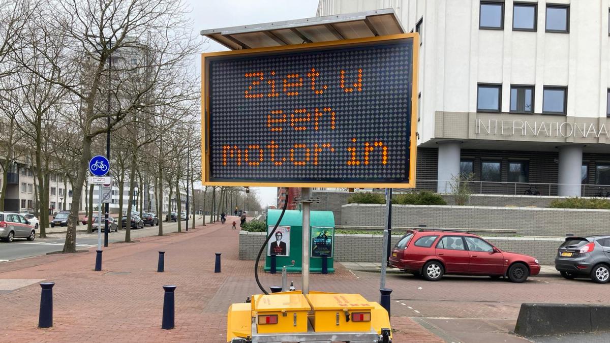 Waarschuwing op matrixbord voor diefstal motoren op Borneo-eiland - AT5