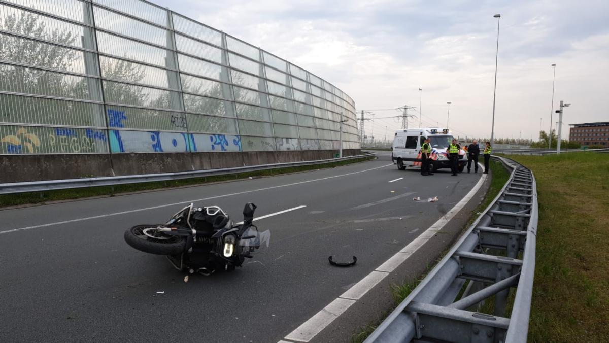 Motorrijder gewond bij eenzijdig ongeval op verbindingsweg A10 - AT5