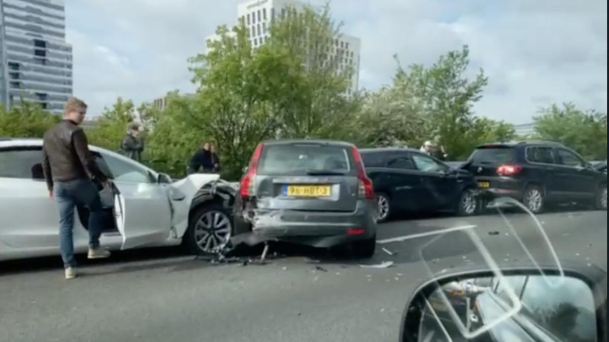 Ongeluk met meerdere auto's op A10 Zuid - AT5