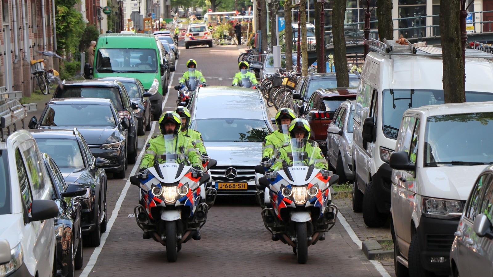 Liveblog: kist met lichaam Peter R. de Vries verlaat Carré - AT5 Liveblog: kist met lichaam Peter R. de Vries verlaat Carré - AT5