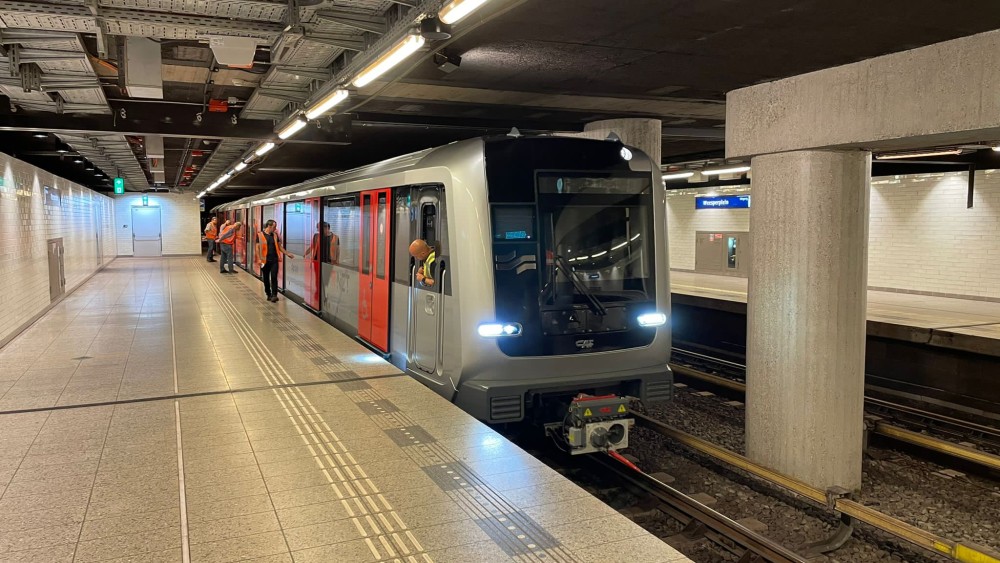 Nieuwe M7-metro maakt eerste meters op Amsterdamse metronetwerk - AT5