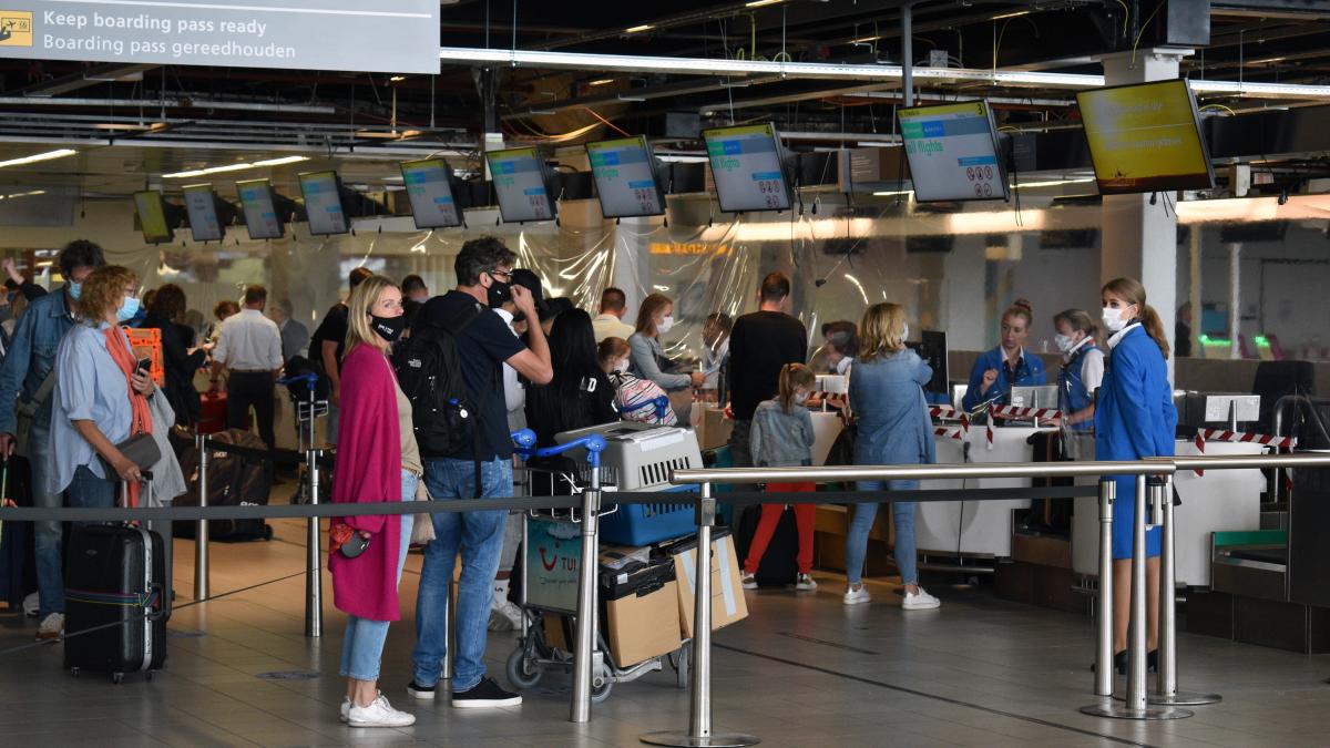 Paspoort gereed, mondkapje af: inchecken op Schiphol mag voortaan weer ...