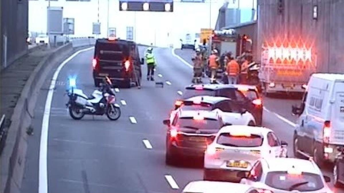 Binnenring A10 Oost uur lang dicht na ongeluk in Zeeburgertunnel - AT5