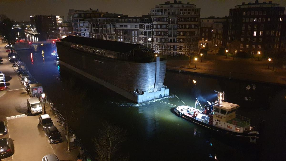 Ark van Noach vaart door de stad - AT5