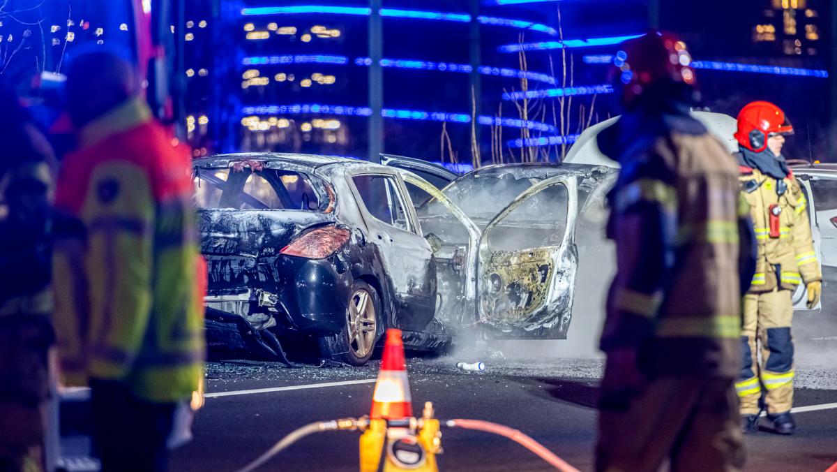 Groot ongeluk A10, twee auto's uitgebrand - AT5