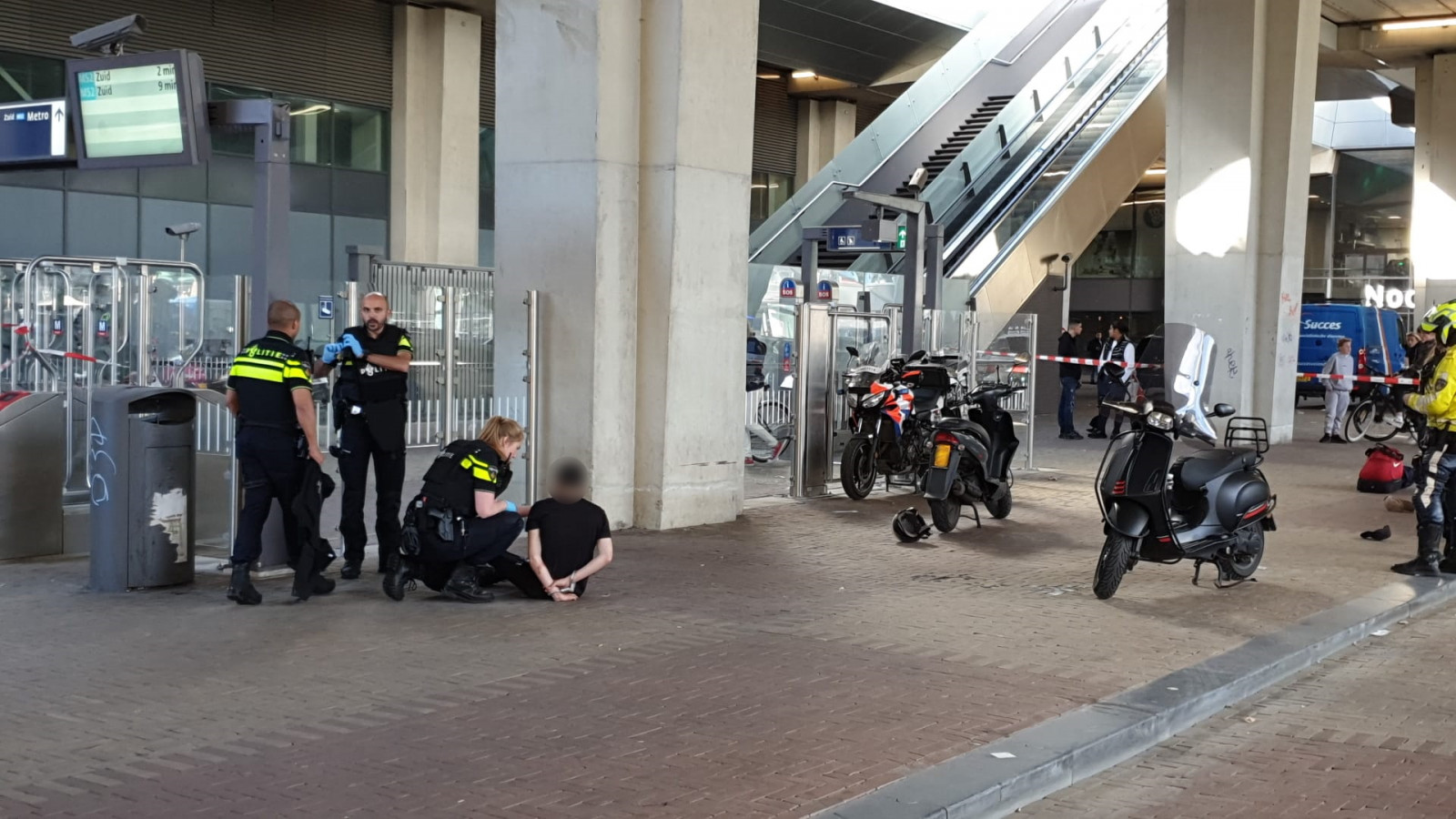 Vuurwapen gezien bij metrostation Noord, agenten lossen ...