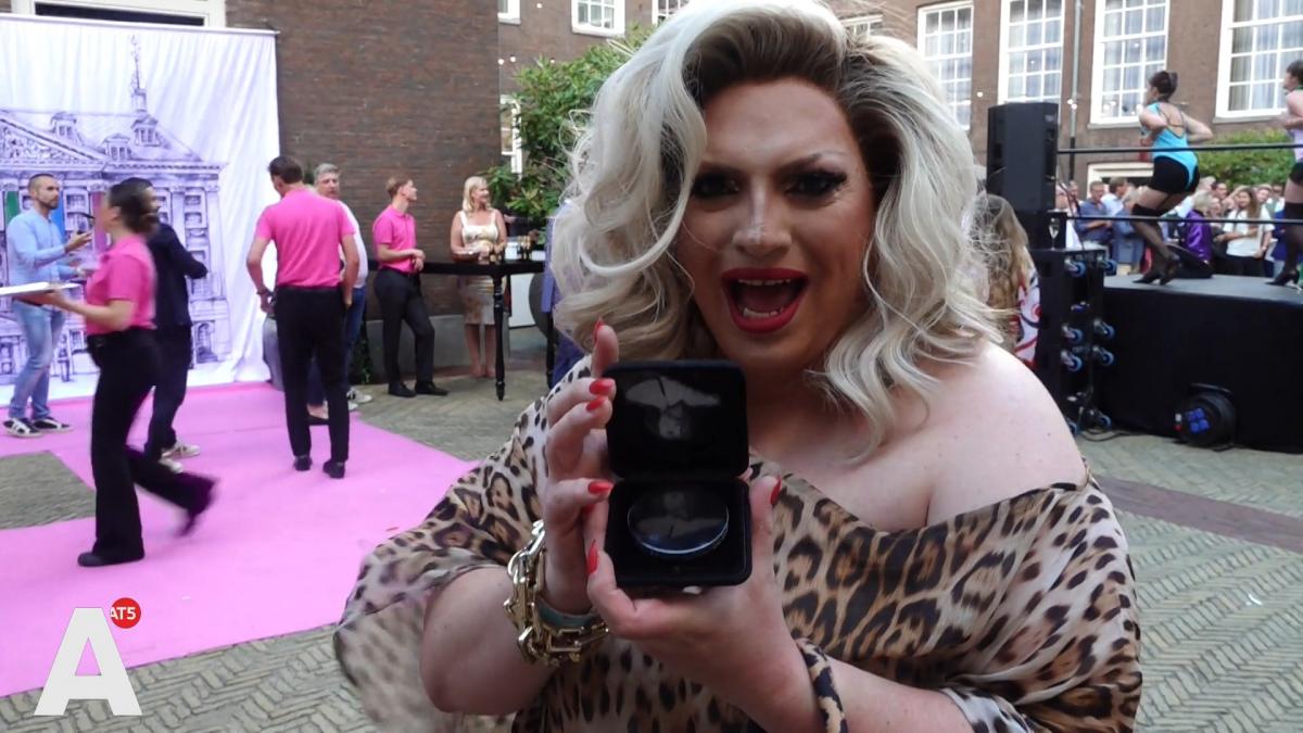 Diva Mayday krijgt Amsterdamse onderscheiding - AT5