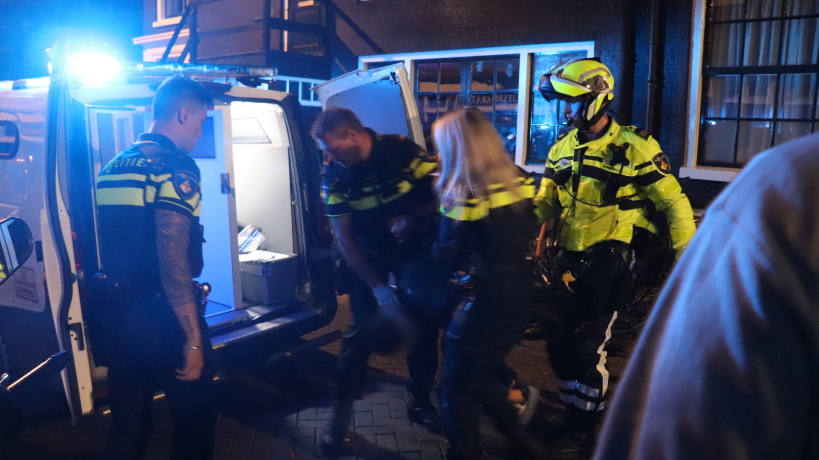 Man op hoofd getrapt bij Leidseplein, host in gezicht gespuugd - AT5