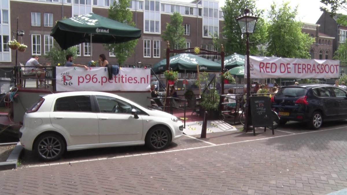 Terrasboot van café P96 krijgt tóch vergunning na protest: "Blij en ...