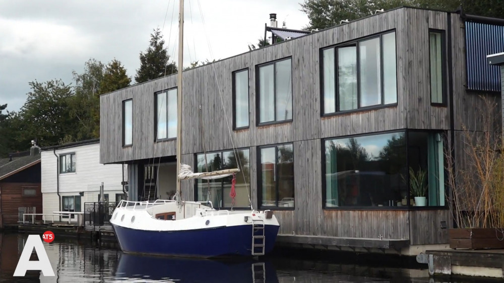 Woonark aan Buiksloterdijk uitgeroepen tot Woonboot van het Jaar - AT5