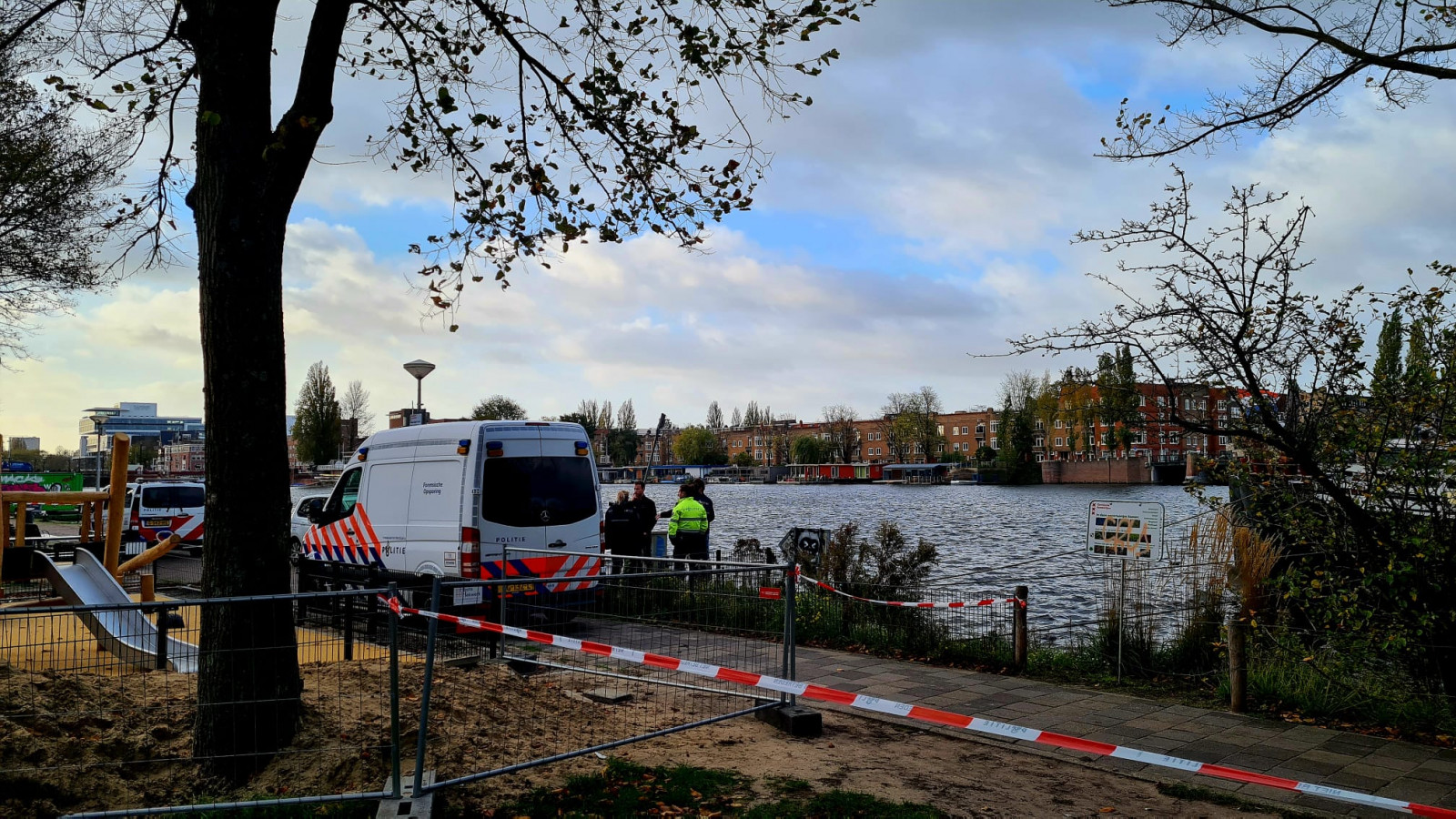 Overleden man gevonden in de Amstel - AT5 Overleden man gevonden in de Amstel - AT5