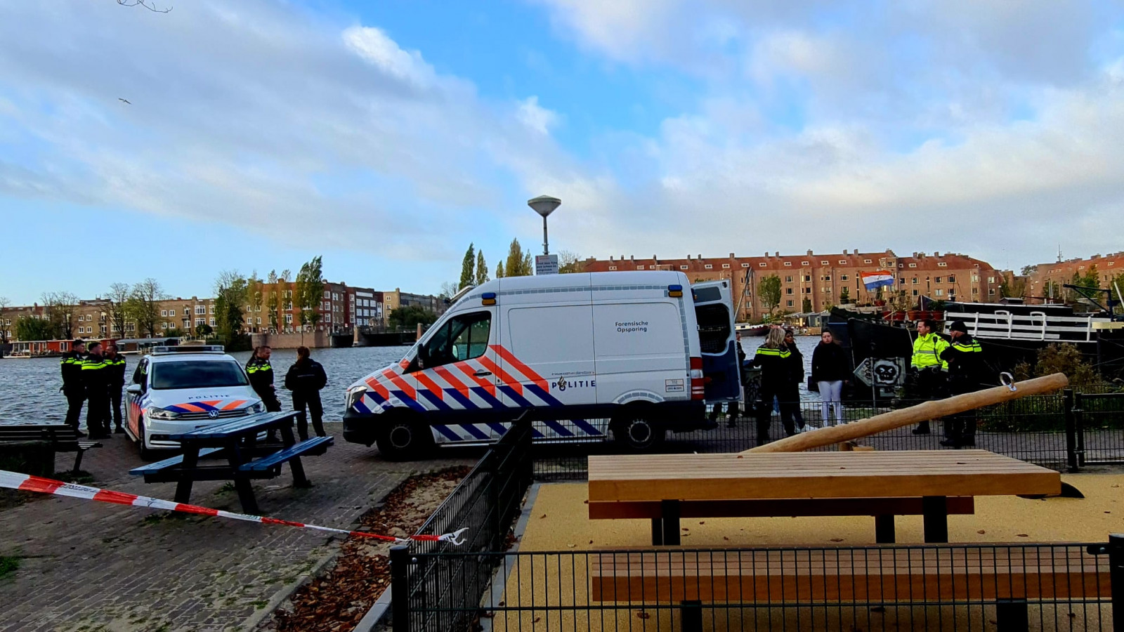Overleden man gevonden in de Amstel - AT5 Overleden man gevonden in de Amstel - AT5