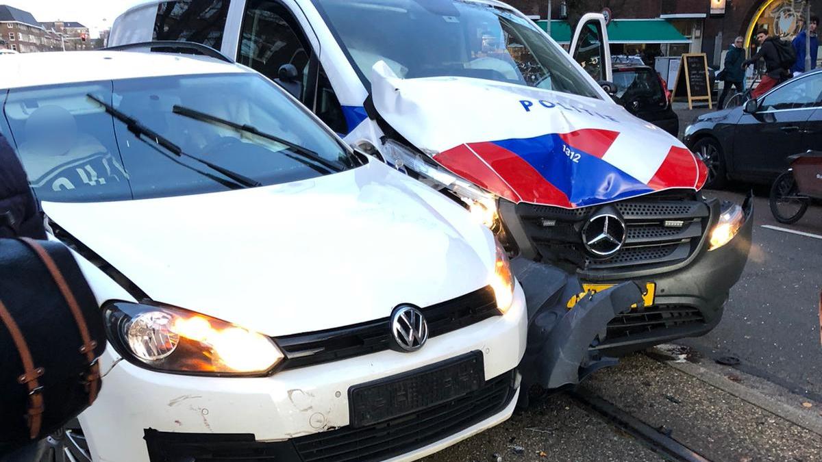 Passagier taxi gewond bij aanrijding met politiebusje - AT5