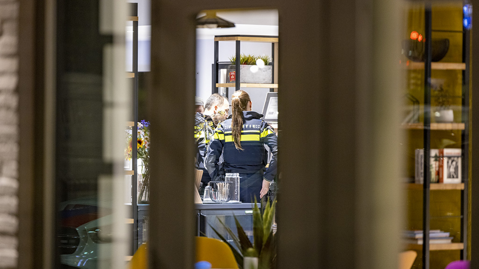 Man met mes overvalt hotel in Zuidoost - AT5 Man met mes overvalt hotel in Zuidoost - AT5