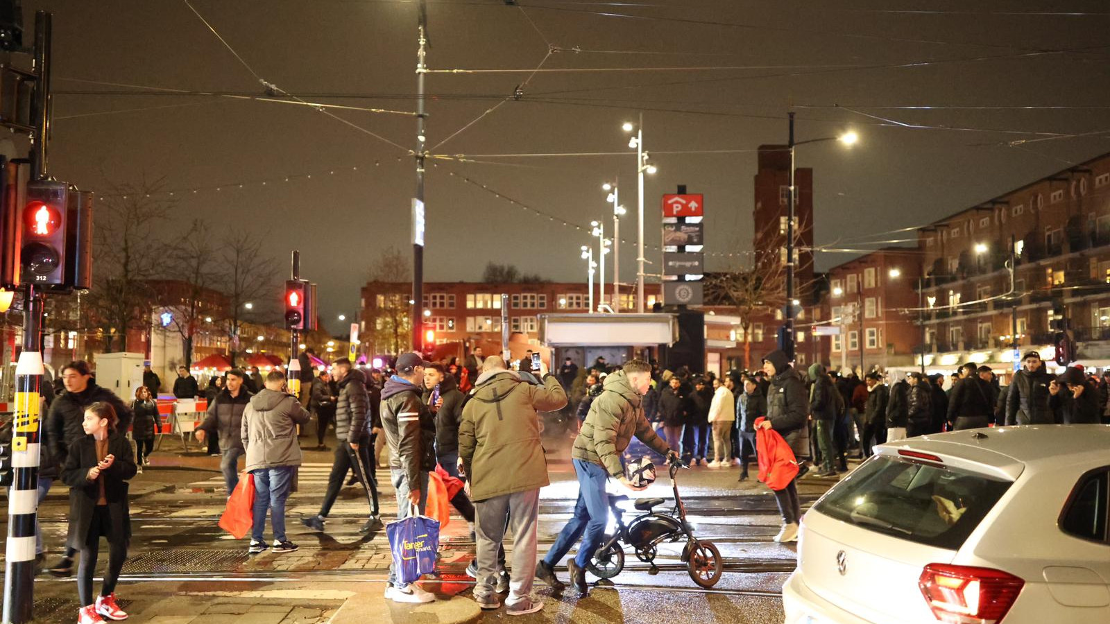 ME ingezet op Mercatorplein na rellen bij overwinningsfeest Marokkaans ... ME ingezet op Mercatorplein na rellen bij overwinningsfeest Marokkaans ...