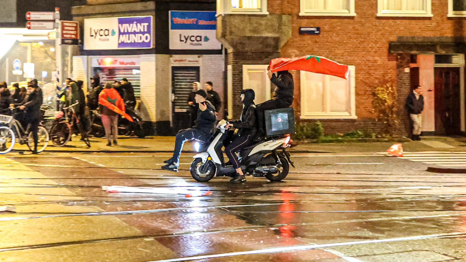 ME ingezet op Mercatorplein na rellen bij overwinningsfeest Marokkaans ... ME ingezet op Mercatorplein na rellen bij overwinningsfeest Marokkaans ...