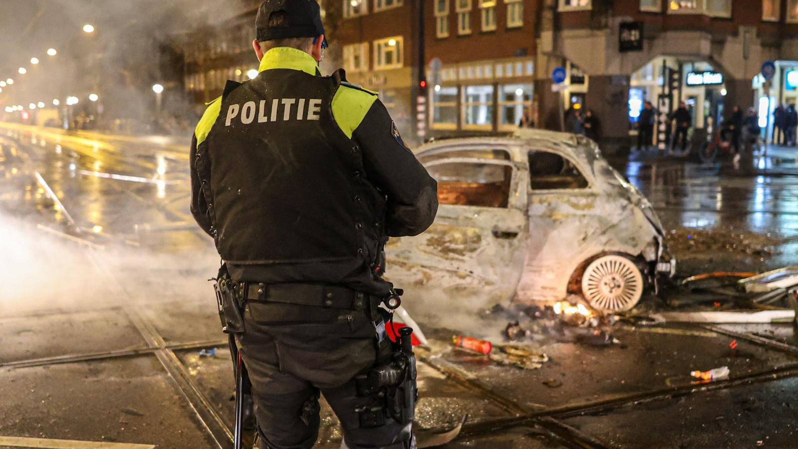 ME ingezet op Mercatorplein na rellen bij overwinningsfeest Marokkaans ... ME ingezet op Mercatorplein na rellen bij overwinningsfeest Marokkaans ...