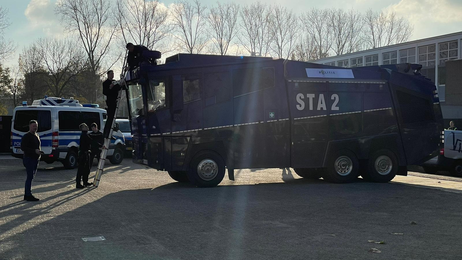 Na Belgische 'sproeiwagen' zet politie nu Duitse 'WaWe' in - AT5 Na Belgische 'sproeiwagen' zet politie nu Duitse 'WaWe' in - AT5