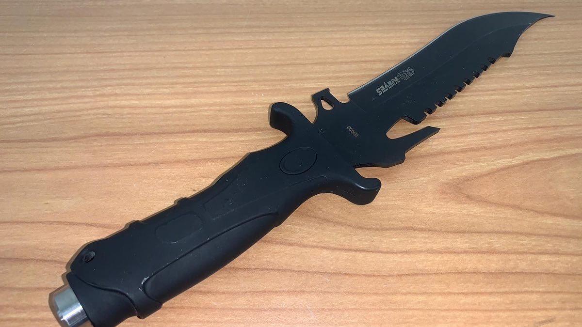 Jongen (16) probeert groot mes weg te gooien bij wapencontrole op ...
