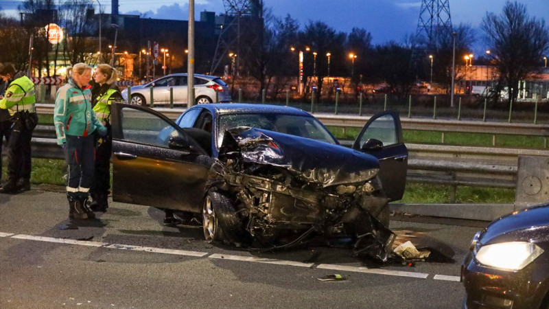 A1 uren dicht door ongeval bij afrit Diemen, traumahelikopter geland - AT5