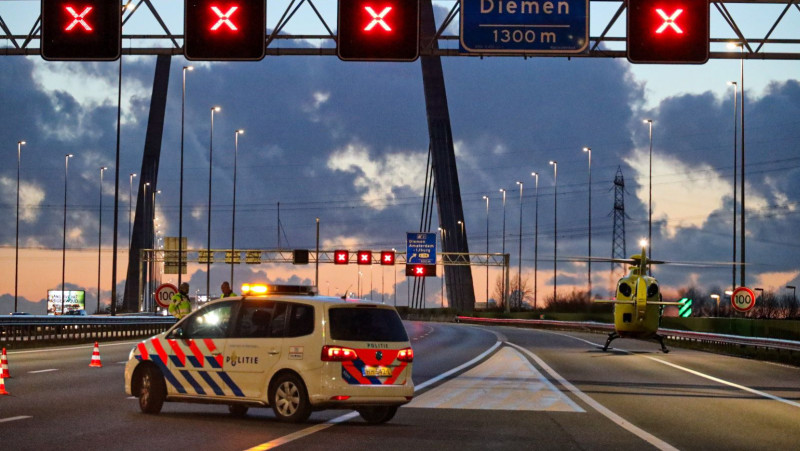A1 uren dicht door ongeval bij afrit Diemen, traumahelikopter geland - AT5
