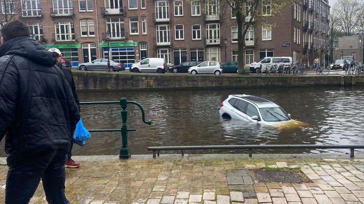 Auto te water na foutje met inparkeren - AT5
