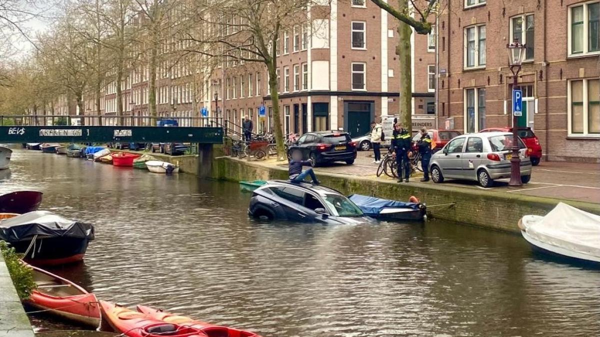 Bestuurder te water geraakte auto: "Het is hier smaller dan waar ik ...