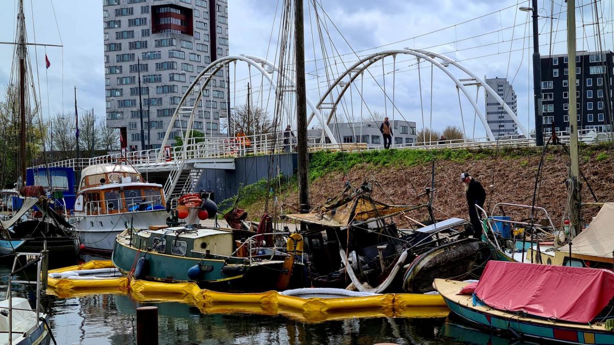 Historische boot zinkt en verliest brandstof bij KNSM-eiland - AT5