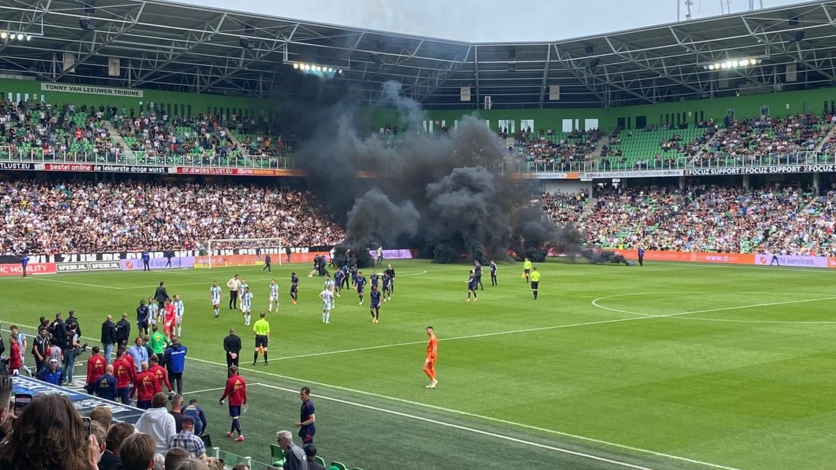 Wedstrijd FC Groningen-Ajax definitief afgelast: tot twee keer toe rookbommen op het veld - AT5
