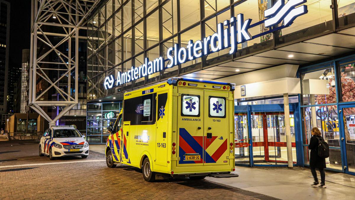 Jongen (17) gestoken bij beroving voor station Sloterdijk - AT5