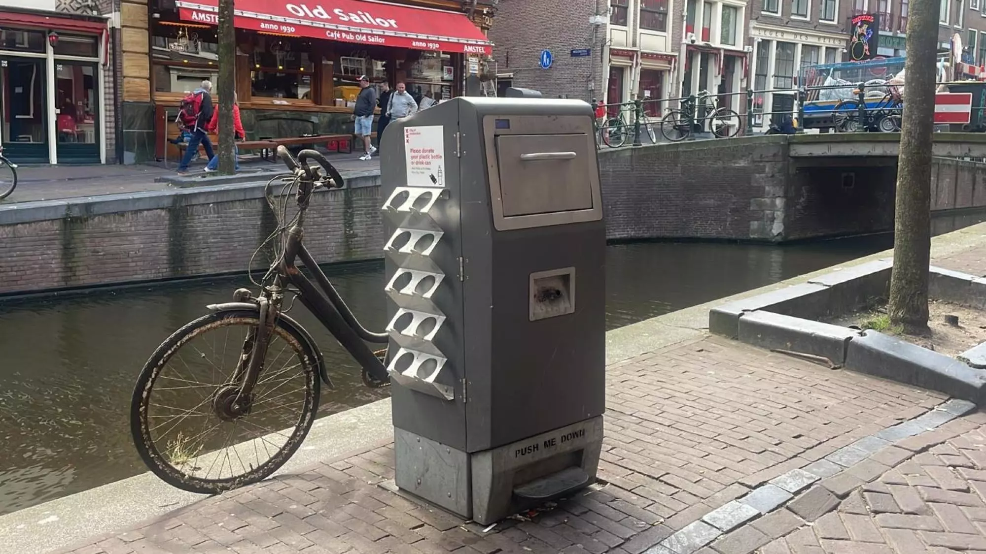 Afvalringen voor statiegeld geplaatst op prullenbakken in Amsterdam ...