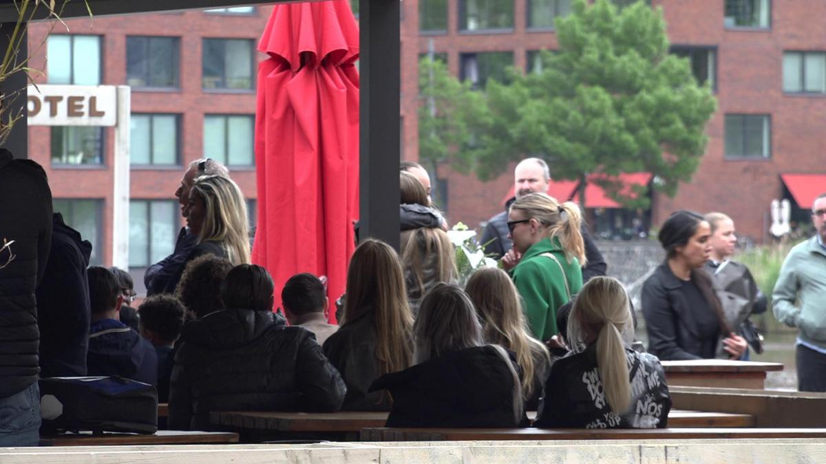 Tientallen mensen herdenken de op festival doodgestoken Jimmy Schepers ...
