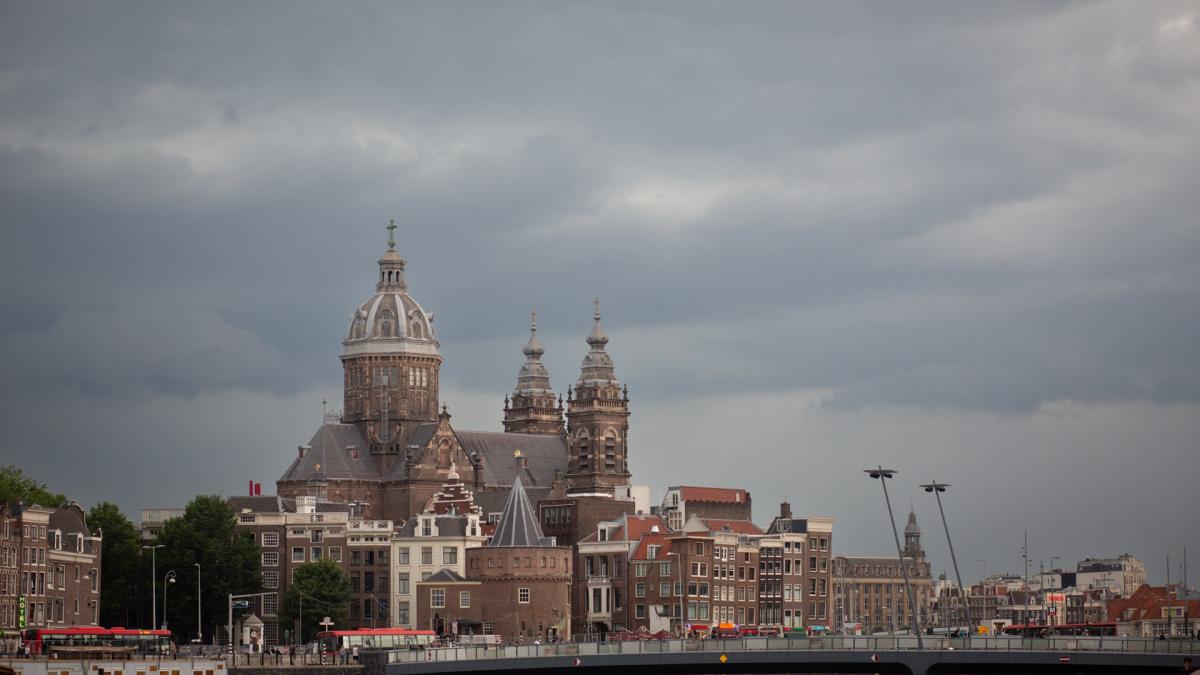 Vanochtend code geel langs de westkust: kans op zware windstoten - AT5