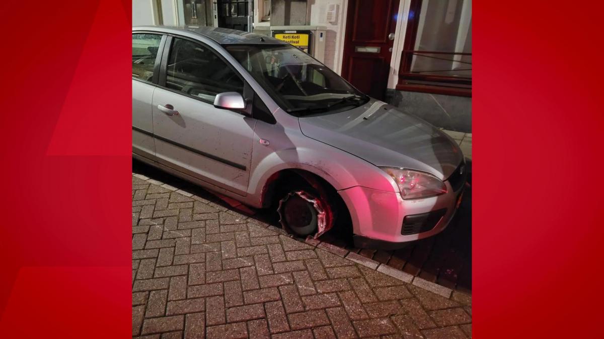 Auto zonder banden gespot op ring, agenten volgen krassporen tot ...