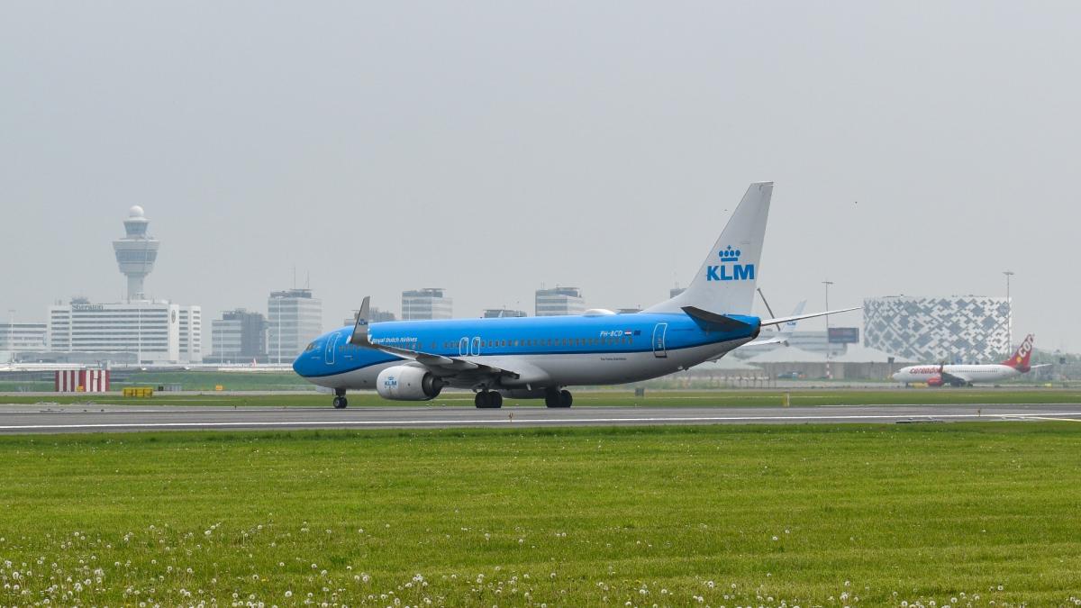Vliegmaatschappijen vangen bot bij rechter: Schiphol mag krimpen naar 460.000 vluchten - AT5