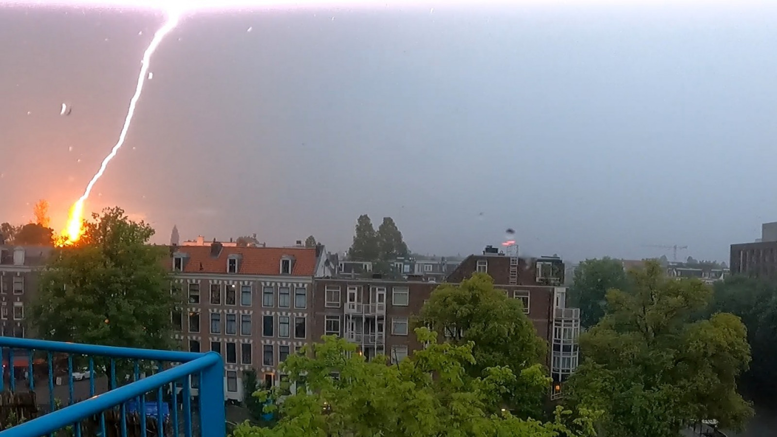 Bliksemschichten en enorme regenbui: onweer bereikt ook de stad - AT5