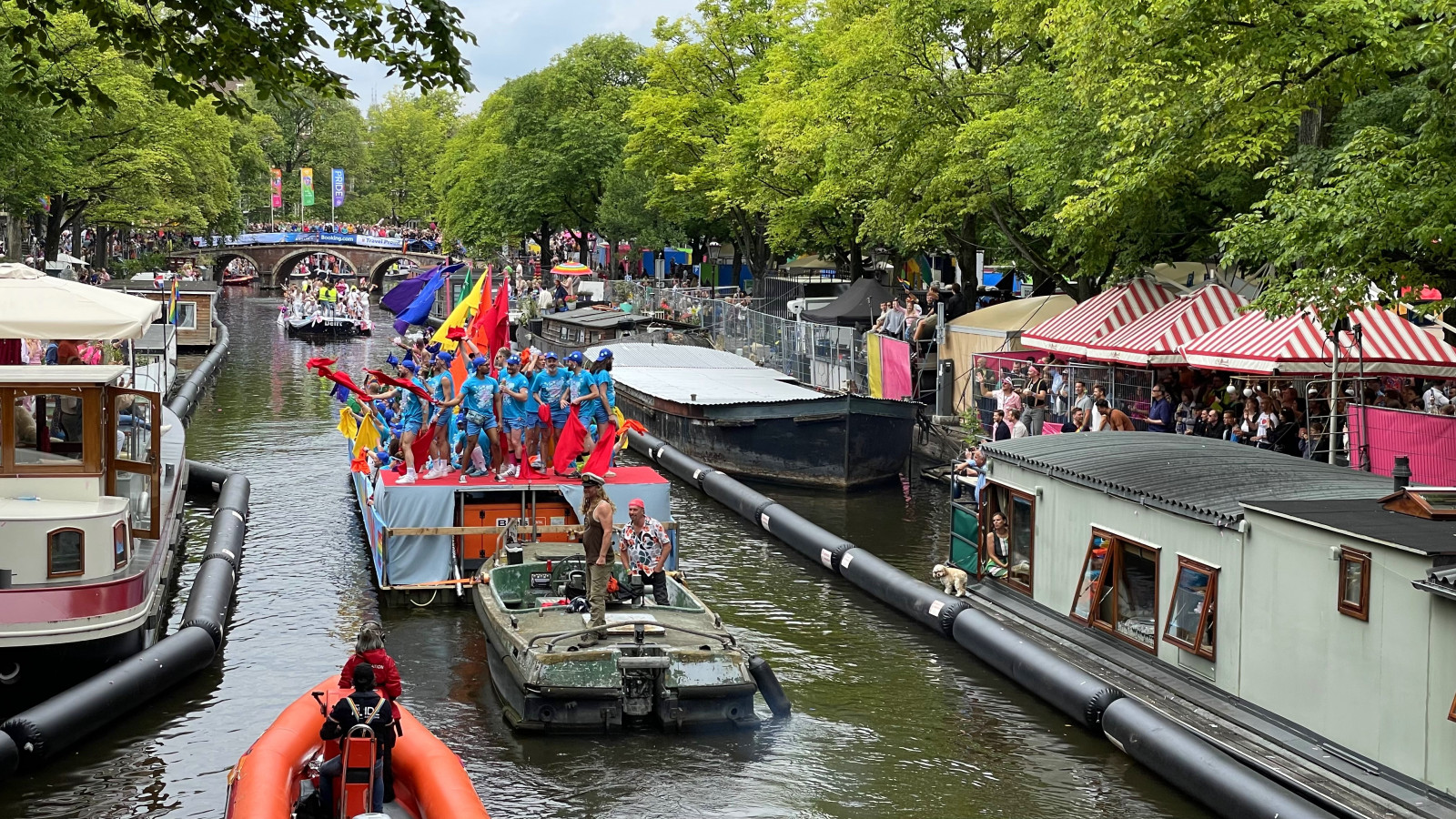 Ondanks regen grote drukte bij Canal Parade: Ondanks regen grote drukte bij Canal Parade: