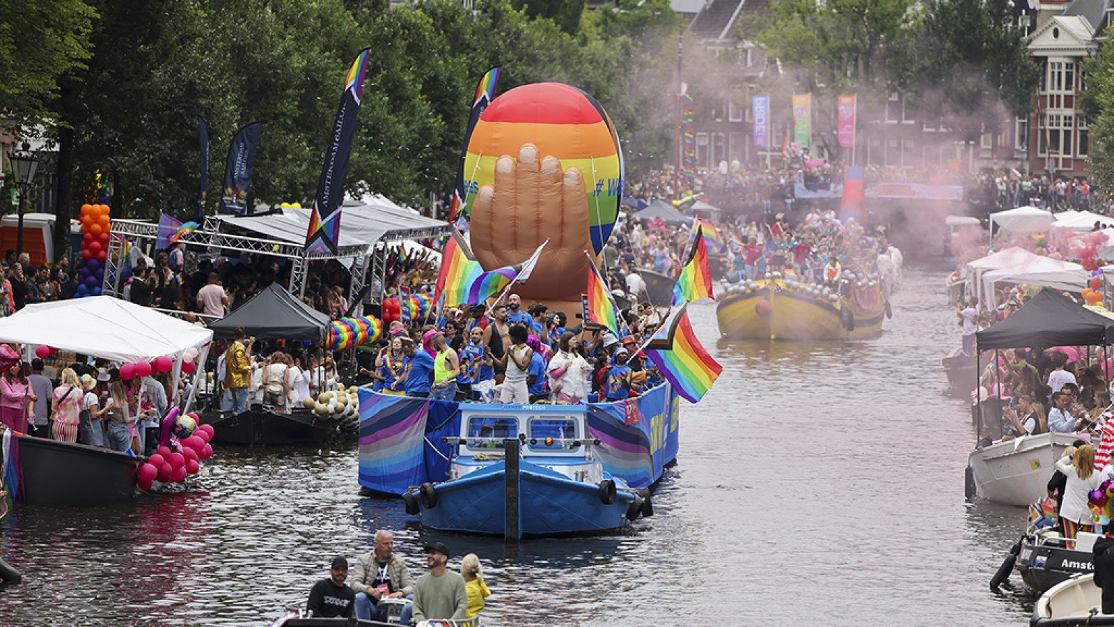 Ondanks regen grote drukte bij Canal Parade: Ondanks regen grote drukte bij Canal Parade: