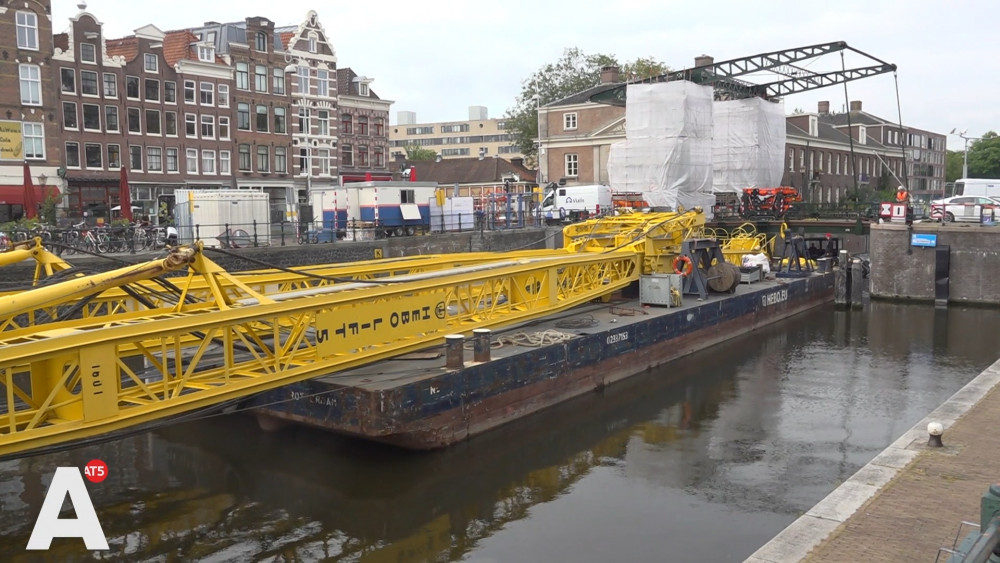 Enorme kraan hijst vernieuwde Scharrebiersluis op zijn plek ...