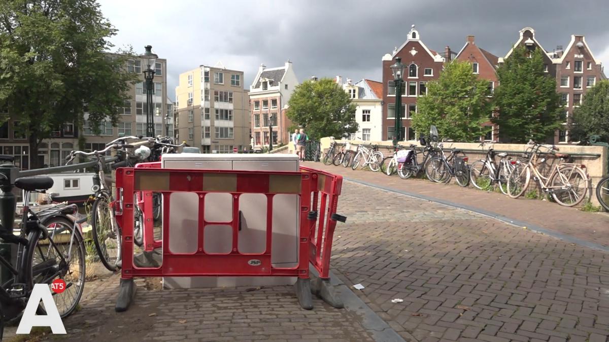 Elektriciteitskastjes midden op stoep: "Lijkt wel een soort hordelopen ...