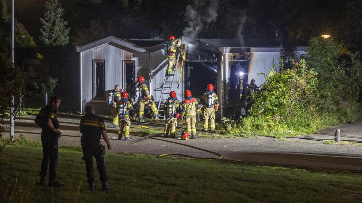 Brand in stacaravan Meerkerkdreef, brandweerman raakt gewond tijdens ...
