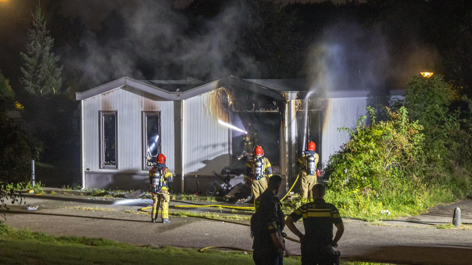 Brand in stacaravan Meerkerkdreef, brandweerman raakt gewond tijdens ...