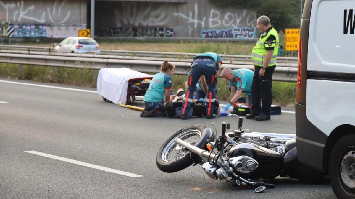 A10 deels afgesloten door ongeluk, slachtoffer met spoed naar het ziekenhuis - AT5