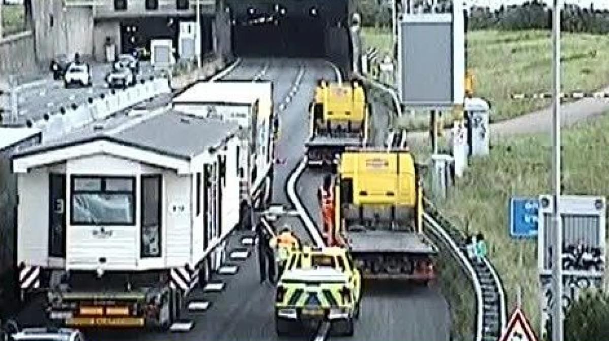 Zeeburgertunnel even dicht vanwege 'te hoog huis' - AT5