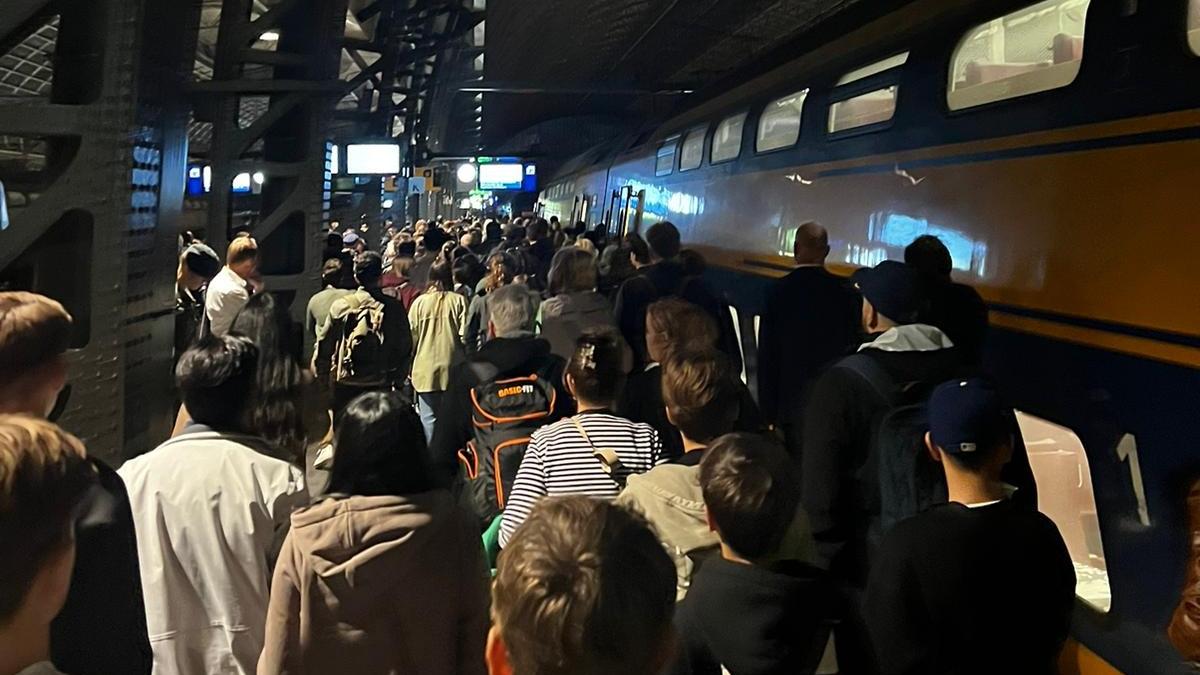 Avond vol vertragingen en uitval van treinen rond CS en Schiphol - AT5