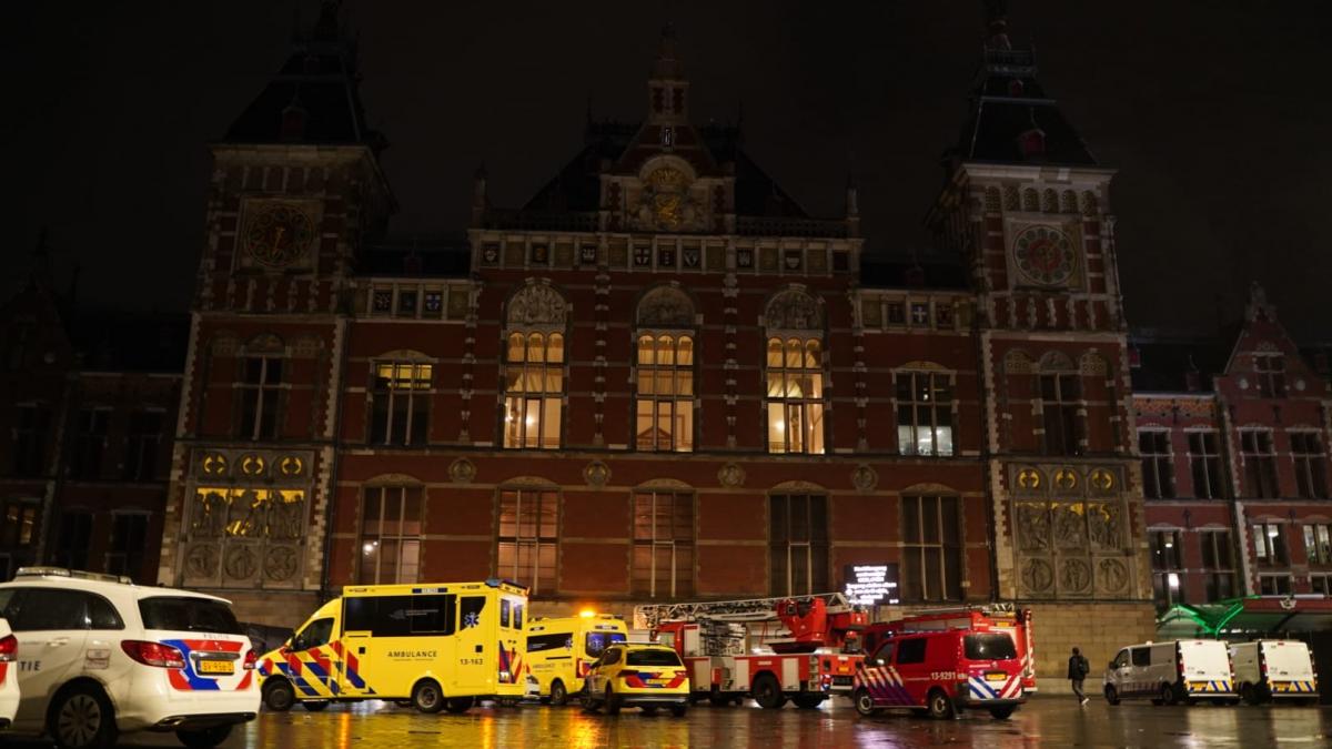 Man zwaargewond na val op spoor CS - AT5