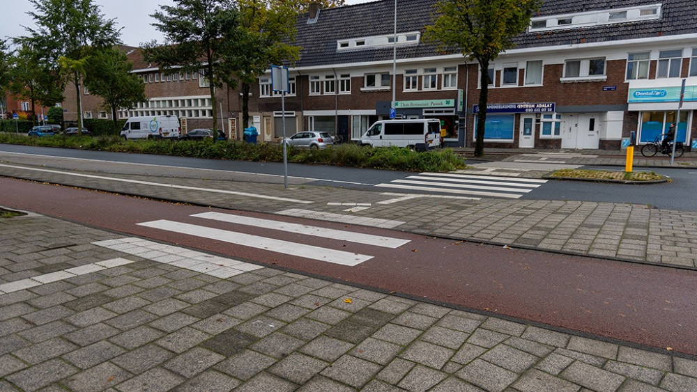 Taxi rijdt door na aanrijding met kinderwagen op zebrapad, baby valt op ...