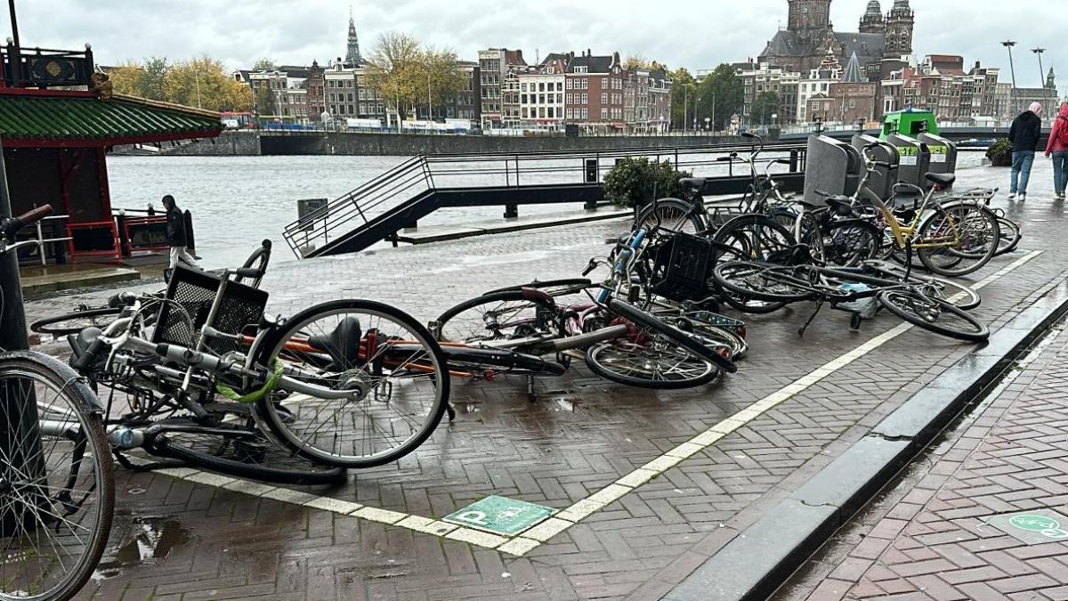 KNMI waarschuwt met code geel voor zware windstoten - AT5