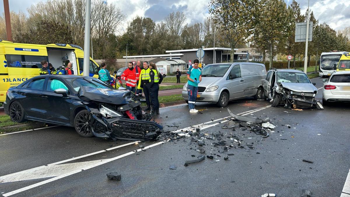 Twee gewonden bij zwaar ongeluk met vier auto's op de Ookmeerweg - AT5